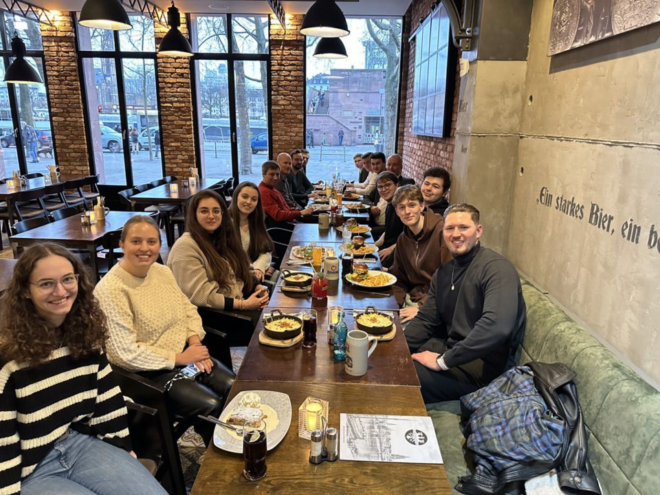 DVM-Jahrgang 2023 mit Prof. Dr. Volkmar Mrass zu Besuch bei der FITKO ...