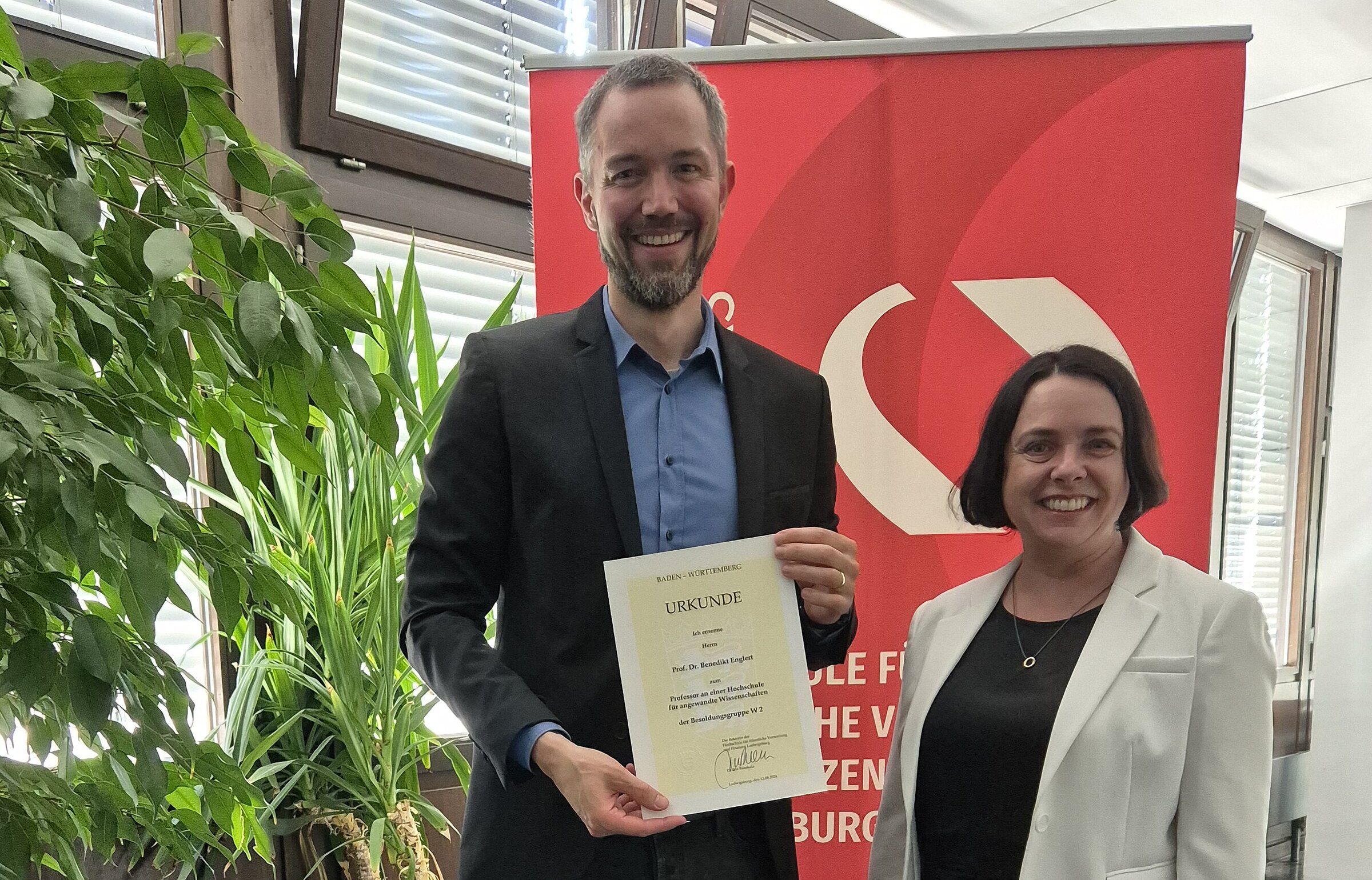 Wir begrüßen Prof. Dr. Benedikt Englert als neuen Professor ...