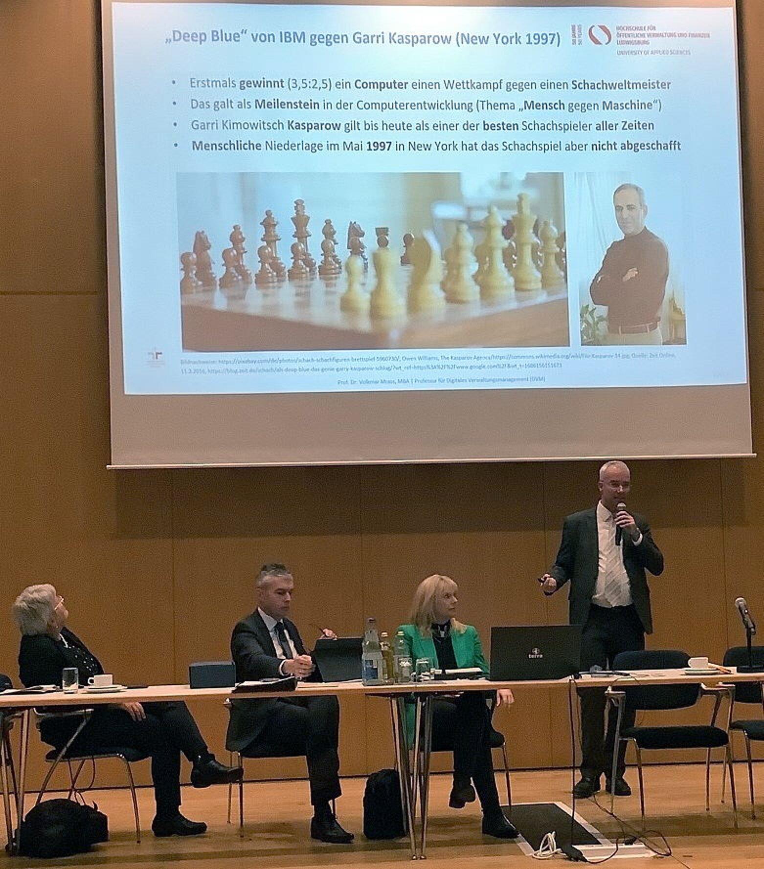 Prof. Dr. Volkmar Mrass mit ChatGPT-Vortrag auf der ...