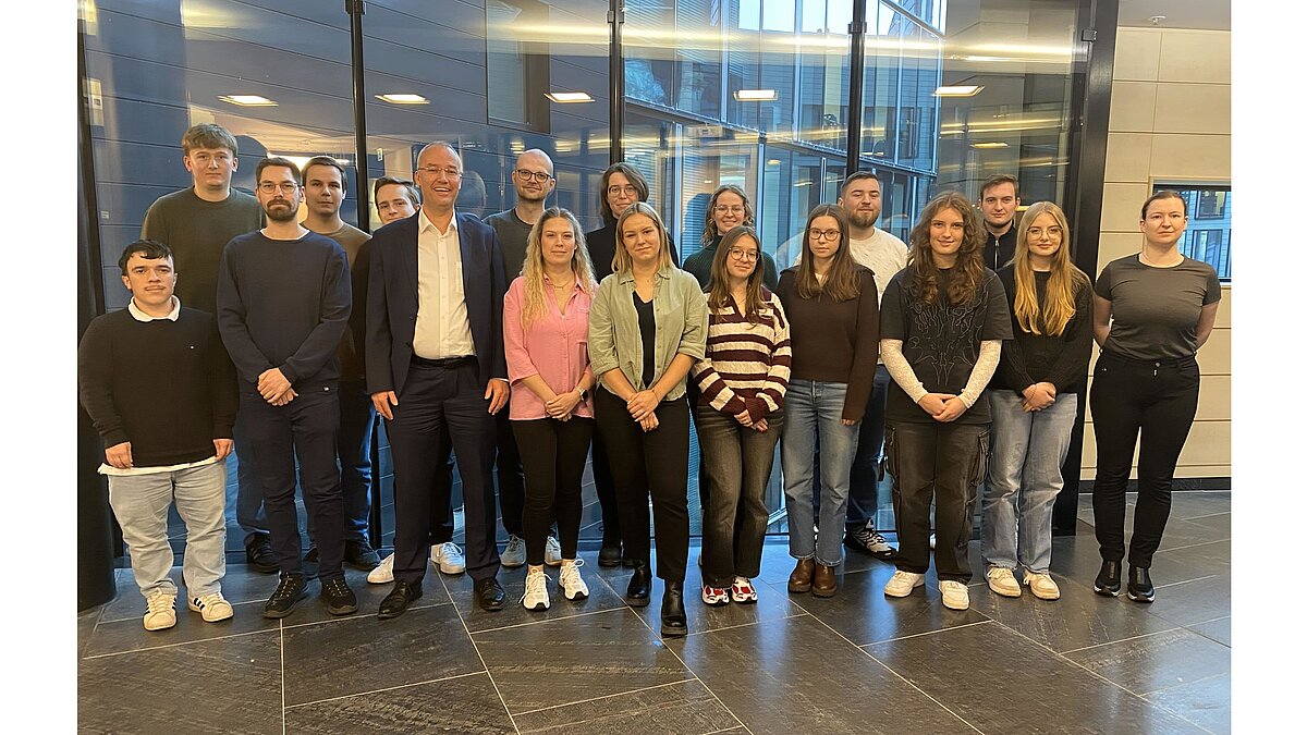 DVM-Jahrgang 2025 mit Prof. Dr. Volkmar Mrass zu Besuch bei der FITKO ...