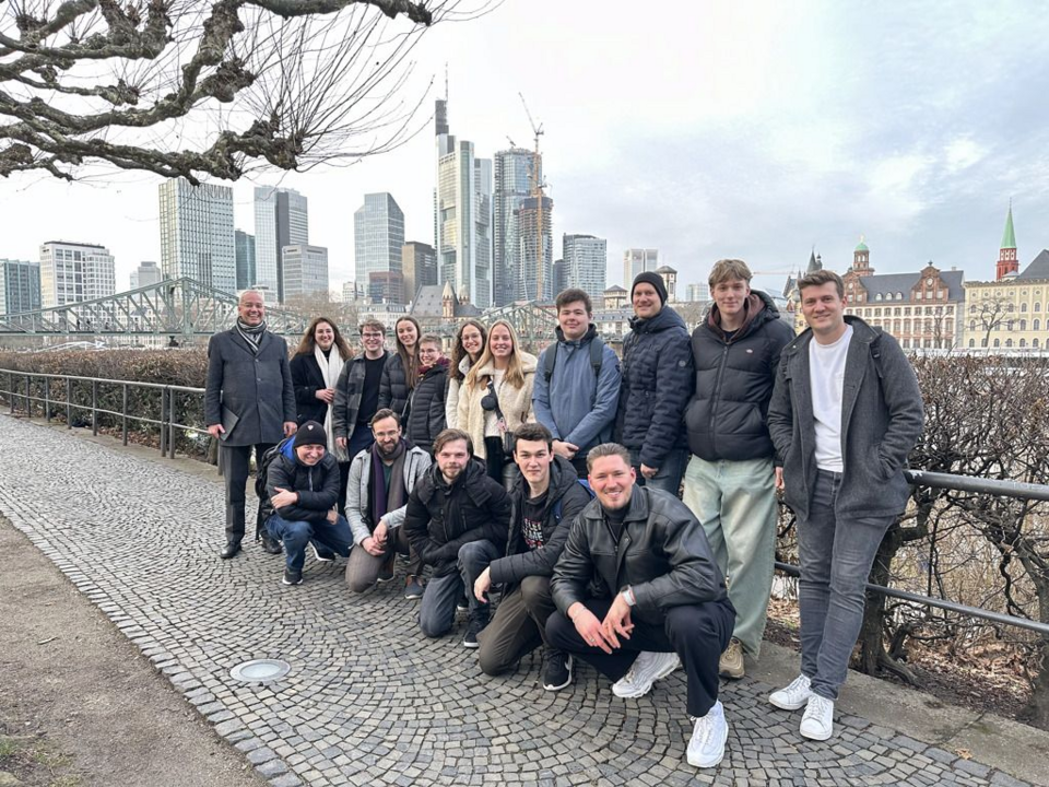 DVM-Jahrgang 2023 mit Prof. Dr. Volkmar Mrass zu Besuch bei der FITKO ...